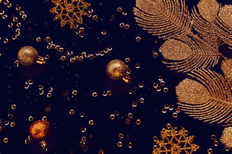 밝은 배경에 황금 장식 가지 공 눈송이와 스팽글 크리스마스 배경 2021년에 대한 스톡 사진 및 기타 이미지 2021년 개념 겨울 Istock