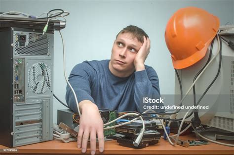 컴퓨터 수리 공입니다 It 지원입니다 컴퓨터 기술자 엔지니어 남자입니다 지원 서비스 센터 개념입니다 시스템 관리자입니다 It 지원에 대한 스톡 사진 및 기타 이미지 Istock