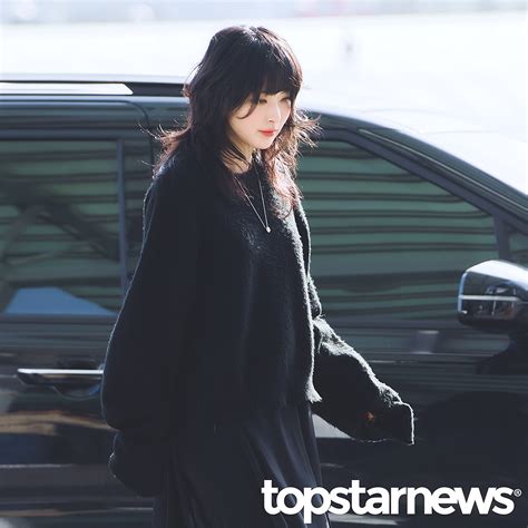 레드벨벳 Red Velvet 슬기 긴 소매 때문에 빼꼼 나온 손가락 인천공항 출국 [hd포토] 아이돌24시 네이트 연예