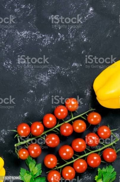 검은 색 배경에 신선한 유기농 야채 플랫 레이 공간을 복사합니다 건강한 음식 채식 음식 토마토와 달콤한 후추 마늘 건강한 생활방식에 대한 스톡 사진 및 기타 이미지 Istock