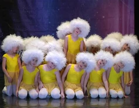 Младшая группа студии танца Радуга Танец Одуванчики — Видео от Елена Агапова Смотреть