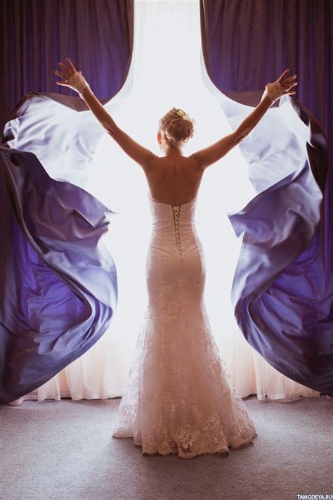 Девушка спиной в свадебном платье распахивает занавески — Фотографии на аву