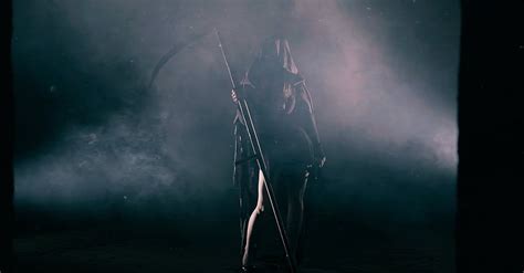 고딕 스타일 공상 공연 공포 귀신 같은 그림자 느와르 담배를 피우다 미묘한 미스터리한 박무 밤 불길한 소름 끼치는 신비로운 신의 조화 실안개