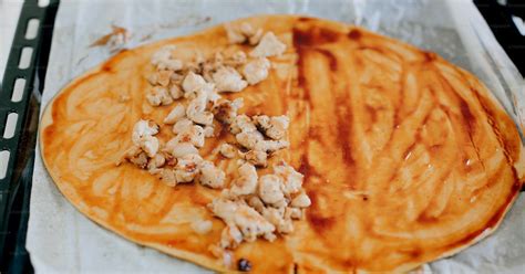 현대적인 흰색 주방에서 피자를 위해 케첩을 곁들인 둥근 반죽에 구운 닭고기 홈 피자를 만드는 과정 재료가 닫힙니다 가정 요리 개념 사진 Unsplash의 요리사 이미지