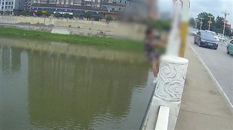 男子欲跳桥轻生，民警一个箭步上前紧紧抱住凤凰网视频凤凰网