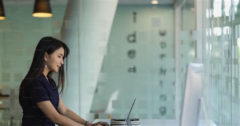 사무실에서 노트북으로 작업에 집중하는 사업가의 측면 모습 사진 Unsplash의 테이블 이미지