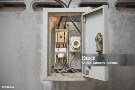 오래된 녹슨 전기 제어 상자 에너지 및 전기 안전 회로 차단기가있는 골동품 전압 스위치 보드 0명에 대한 스톡 사진 및 기타 이미지 Istock