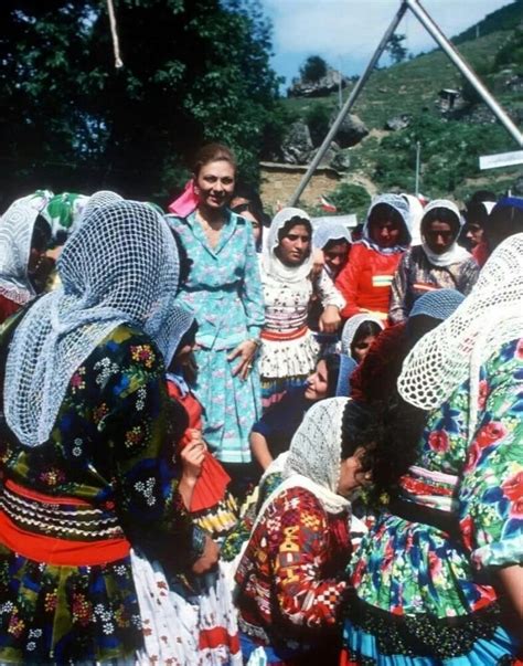 فرح دیبا همسهر محمدرضا پهلوی در میان همشهری های خود در لاهیجان استان