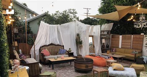 의자와 흰색 섬유가 있는 갈색 나무 테이블 사진 Unsplash의 무료 바깥 이미지