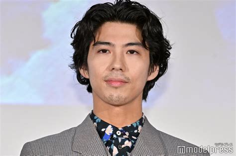 賀来賢人、妻・榮倉奈々との“生活感”溢れる会話告白で笑い誘う「本物の夫婦で居続ける」秘訣とは＜金の国 水の国＞ モデルプレス