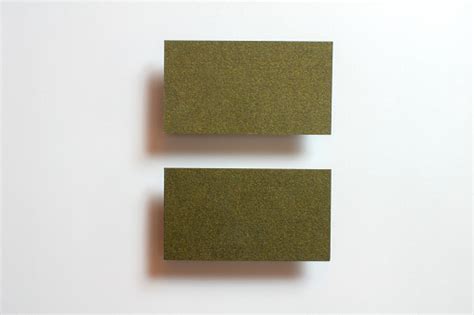 두 개의 골드 빈 매트 질감 명함 비행 및 흰색 종이 배경에 고립 우리 표준 크기 35 X 2 인치 실제 비 전문 스튜디오 사진 개념에 대한 스톡 사진 및 기타 이미지