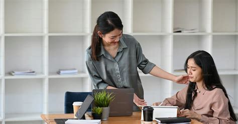 크리에이티브 오피스에서 새로운 프로젝트를 함께 진행하는 두 젊은 여성 디자이너 사진 Unsplash의 실내 이미지