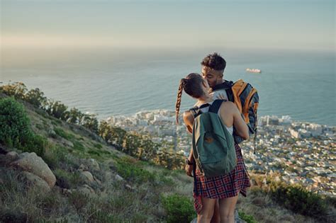 산 하이킹 및 바다 전망 하와이에서 낭만적 인 휴가 모험에서 암벽 등반을하는 동안 커플 키스 산 로맨스와 사랑 자유와 여름 여행으로 자연 속에서 키스하는 남자와 여자 20