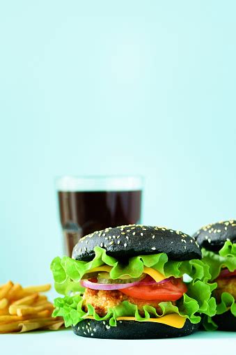 패스트 푸드 프레임입니다 파란색 배경에 맛 있는 고기 햄버거 식사를 멀리 가져가 세요 복사 공간이 있는 건강에 해로운 다이어트 개념 감자 요리에 대한 스톡 사진 및 기타