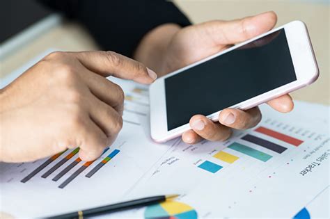 현대 사무실 재무 및 비즈니스 개념에서 차트 그래프 및 계산기로 재무 보고서 프로젝트 회계를 작업하고 분석하는 아시아 회계사