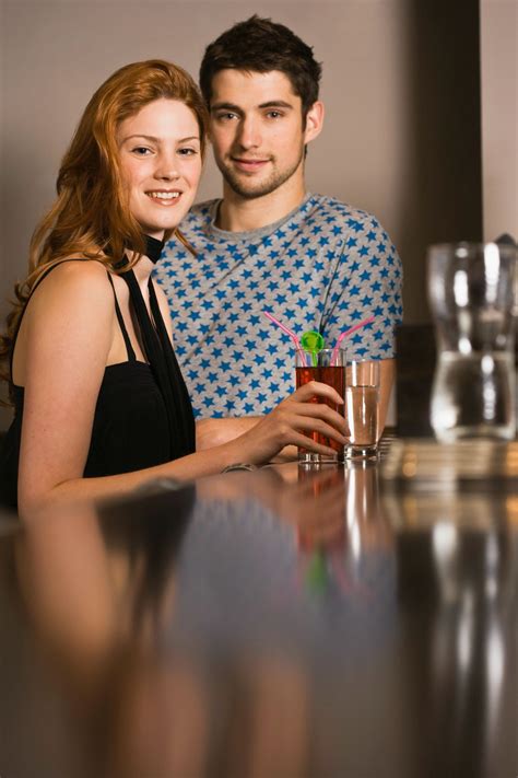 Do Or Don T Eating At The Bar On A Date Glamour