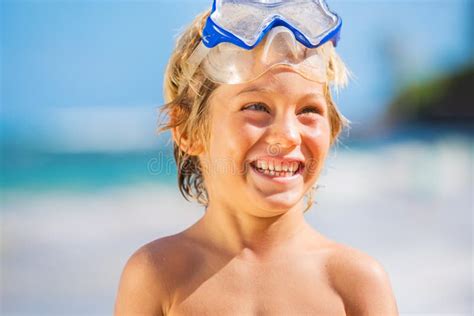 Счастливый молодой мальчик имея потеху на пляже Стоковое Изображение изображение насчитывающей