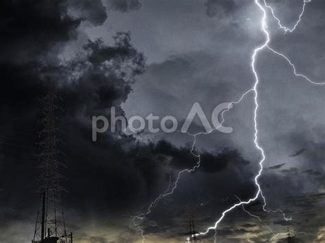 稲光の夜空 鉄塔と高圧電線 背景 No 25231912｜写真素材なら「写真ac」無料（フリー）ダウンロードok
