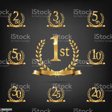 골든 기념일 기호 집합입니다 황금 월계관 화 환 리본 및 어두운 배경에 기념일 년 기호 벡터 주년 디자인 요소입니다 1에 대한 스톡 벡터 아트 및 기타 이미지 Istock