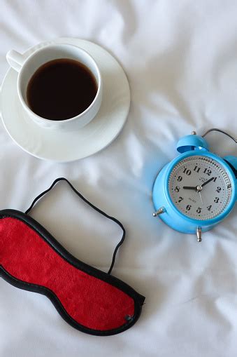 파란색 금속 케이스 복고풍 알람 시계 더블 벨 흰색 이불 침대 커버에 흰색 다이얼이 있는 아날로그 디스플레이 시계 검은색 숫자 시침 및 분침 빨간색 수면 마스크 블랙 커피