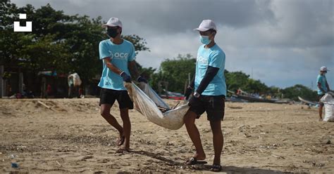 파란색 셔츠를 입은 남자 2명이 흰색과 파란색 카누를 들고 있습니다 사진 Unsplash의 무료 회색 이미지