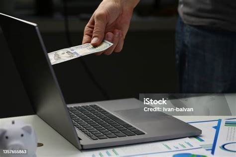 남자는 컴퓨터 화면을 통해 돈을 투자 온라인 은행에 지폐를 넣어 가정 생활에 대한 스톡 사진 및 기타 이미지 가정 생활 개발 건강관리와 의술 Istock