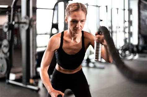 체육관에서 강도 훈련 하는 동안 전투 밧줄을 사용 하 여 여자적합 결심에 대한 스톡 사진 및 기타 이미지 결심 경쟁 모션 Istock