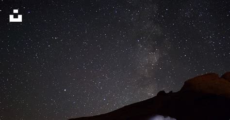 실루엣 사진 사람 스탠드 위에 바위 위에 야간 사진 Unsplash의 무료 별 배경 이미지