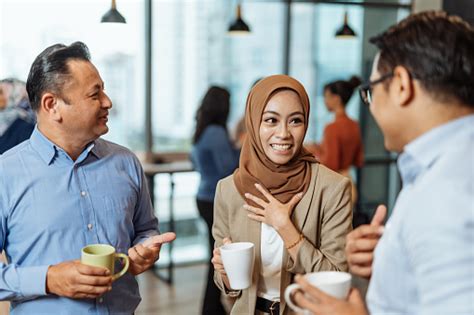 현대적인 사무실에서 다양한 사업가들이 커피를 마시며 휴식을 취하고 있다 모닝 티 또는 커피를 즐기는 인도 및 아시아 사업가 사무실에 대한 스톡 사진 및 기타 이미지 Istock