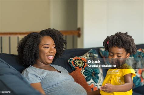 아프리카계 미국인 어머니 재생 하 고 그녀의 딸과 이야기 여자에 대한 스톡 사진 및 기타 이미지 여자 임신 2명 Istock