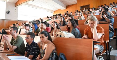 УНСС Международно състезание по дебати се провежда в УНСС