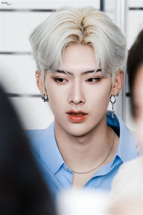 더쿠 원덬이 보기에 게임캐릭터 같이 생긴 남돌