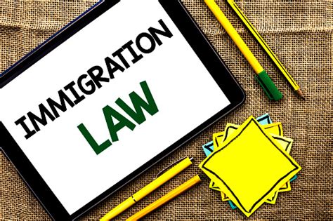 이 민법을 보여주는 텍스트 기호 황 마 배경 펜 연필에 태블릿 및 스티커 메모 용지에 작성 된 이민자 추방 규칙에 대 한 개념적