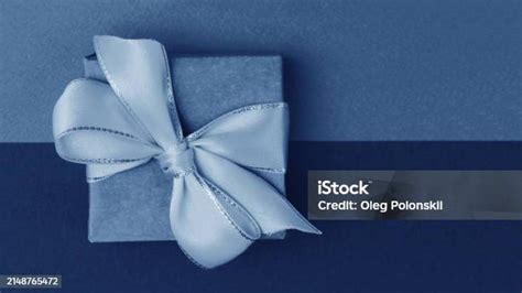 파란색 녹색 배경에 흰색 리본이 있는 파란색 선물 상자입니다 생일에 대한 스톡 사진 및 기타 이미지 생일 진청색 개념 Istock