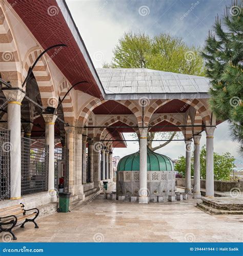 Fuente De Ablución Decorada En Mármol Blanco En El Patio De La Mezquita Mihrimah Sultan En El