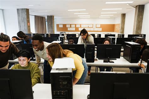 학교에서 비즈니스 수업 중에 컴퓨터를 사용하는 젊은 다인종 학생 교사 얼굴에 집중 16 17 살에 대한 스톡 사진 및 기타 이미지 16 17 살 18 19세 20