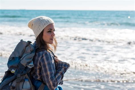 바다 근처 배낭 여자 무료 사진