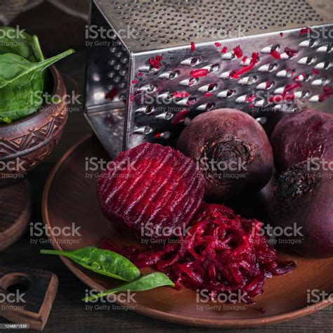 다진 비트뿌리와 시금치를 점토 접시에 곁들인 건강한 비건 음식을 만들기 위한 재료 강판에 대한 스톡 사진 및 기타 이미지 강판 개념 건강한 식생활 Istock