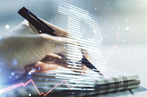 배경에 노트북에 여성의 손으로 쓰기와 창조적 인 비트 코인 개념 다중 노출 비트코인에 대한 스톡 사진 및 기타 이미지 비트코인 저널리즘 가상화폐공개 Istock