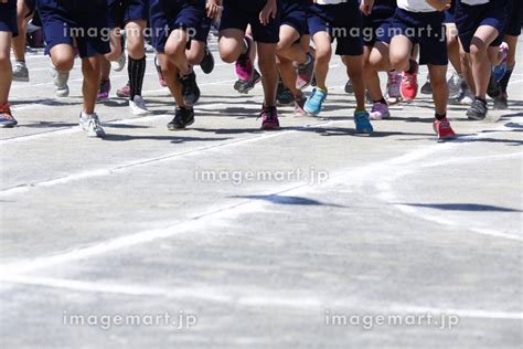 運動会の徒競走の写真素材 [122646411] イメージマート