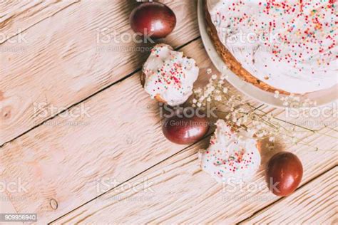 전통적인 부활절 케이크와 꽃이 만발한 나무 가지와 부활절 달걀 부활절 테이블 검은색에 대한 스톡 사진 및 기타 이미지 검은색 기독교 깃털 Istock