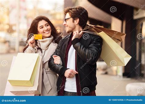 Compra Junto Mulher Que Mostra O Cart O De Cr Dito Ao Marido Foto De Stock Imagem De Sapatinho