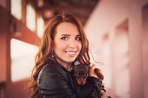 Красивая рыжеволосая девушка в кожаной куртке в городском ландшафте Стоковое Изображение