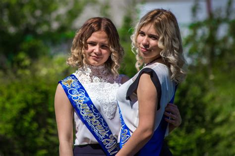 Выпускники и выпускницы Что могут сделать школьницы ночью после выпускного бала27 