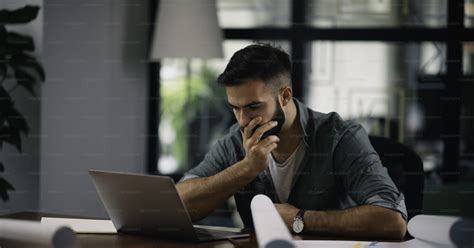 사무실에서 노트북으로 일하는 젊은 사업가 사무실 책상에 앉아 노트북 컴퓨터로 작업하는 사업가 사진 Unsplash의 컨설팅 이미지