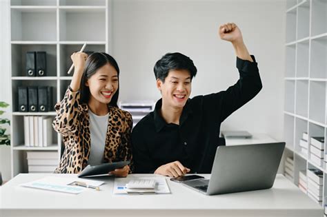 젊은 아시아 비즈니스 팀 창조적 인 사업가 동료 성취를 축하하는 팀워크 사무실에서 디자인 계획 20 24세에 대한 스톡 사진 및 기타 이미지 Istock