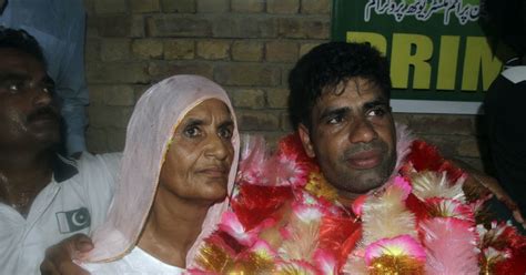 어머니와 기념 촬영하는 투창 금메달리스트 나딤