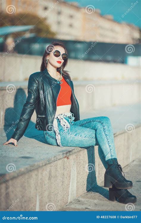 Девушка молодой моды красивая в кожаной куртке и солнечных очках Стоковое Фото изображение