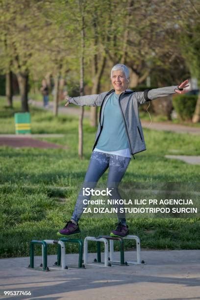공공 공원에서 운동 60 년대 초반에 회색 머리를 가진 아름 다운 여자 건강한 생활방식에 대한 스톡 사진 및 기타 이미지 건강한 생활방식 공원 근육질 체격 Istock