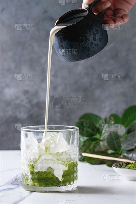 绿茶 拿铁咖啡 冰块 垂直画幅 鸡尾酒 夏天 饮料 部分 奶壶 从容态度
